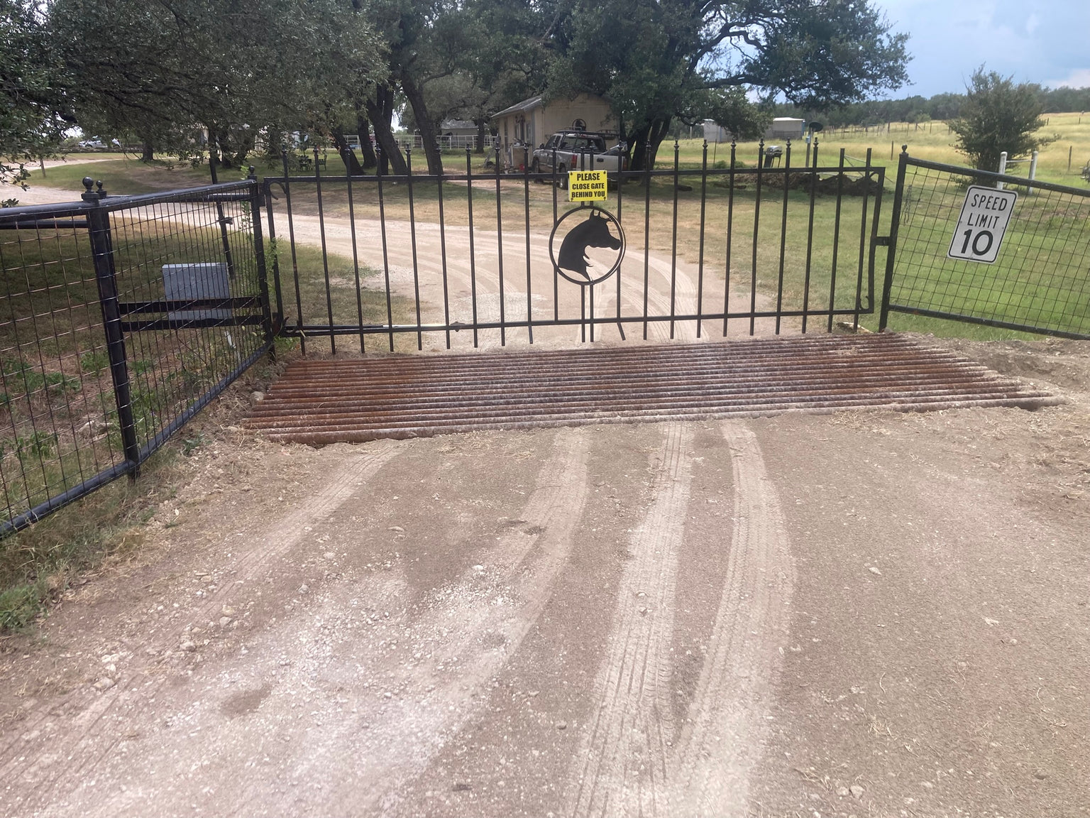 Oilfield steel fence made from Oilfield steel pipe